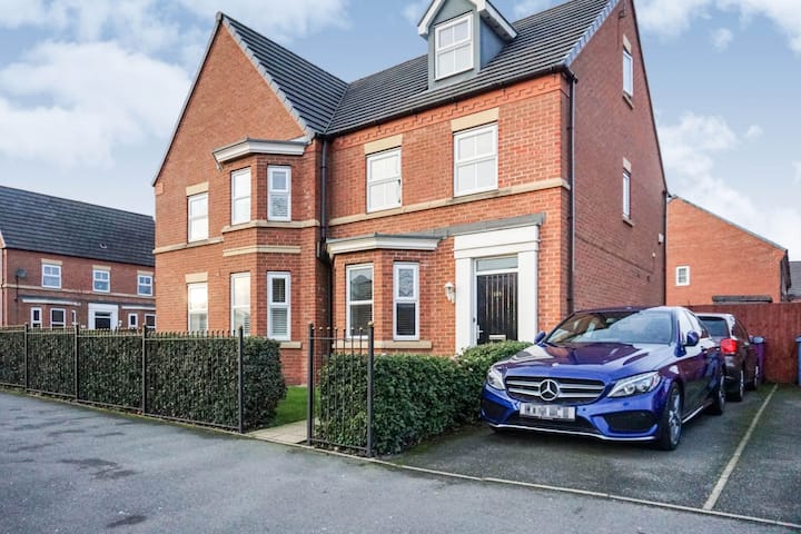 Luxury 3 Bedroom House, Central & Child Friendly - Goodison Park