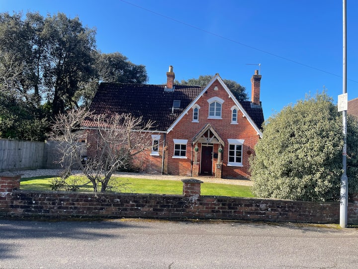 Lovely Large 3 Bedroom House - Barton on Sea