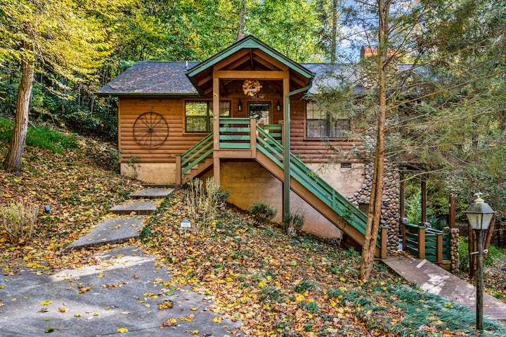 Cozy Cabin Retreat: Hot Tub & Close To Smoky Mountain Attractions - Sevierville, TN