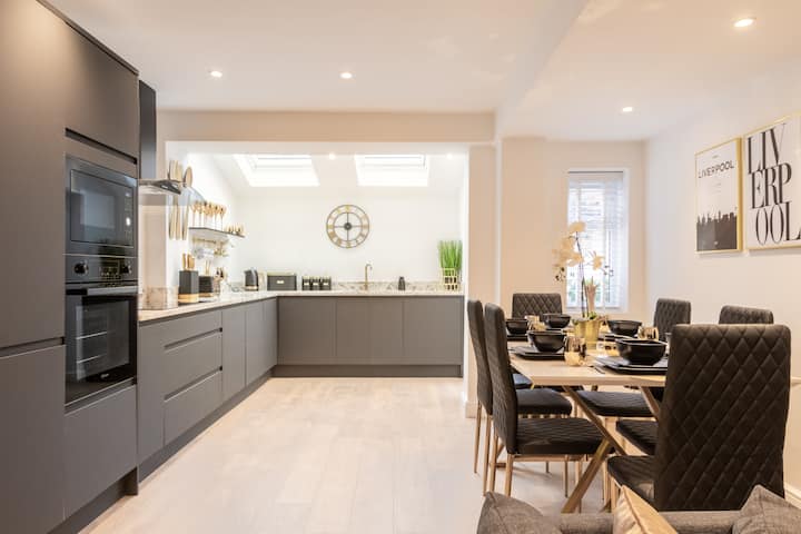 Luxurious, Entire Central Townhouse, Sleeps 12 - Liverpool