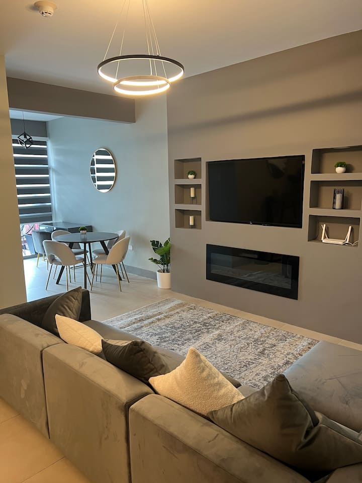 Skai’s Executive 1 Bedroom Suite With Pool - Kingston