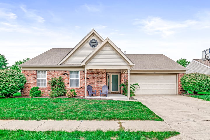 Cozy Home 3-min From Downtown Fishers - Fishers, IN