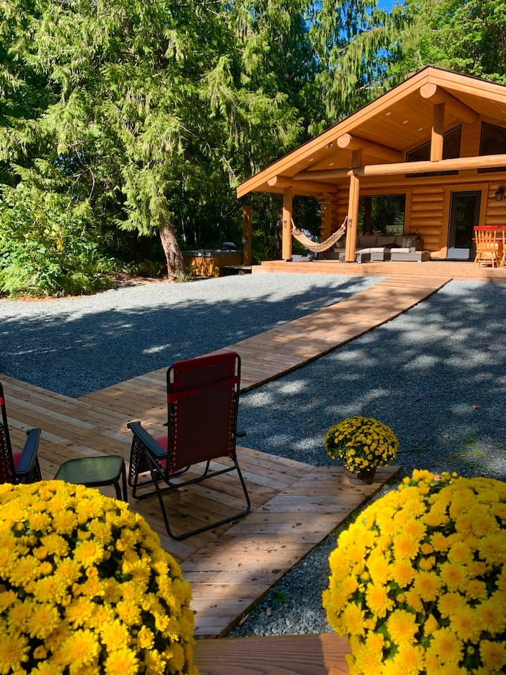 Log Home , Three Holiday Trailers, Teepee, 10 Beds - Vancouver Island