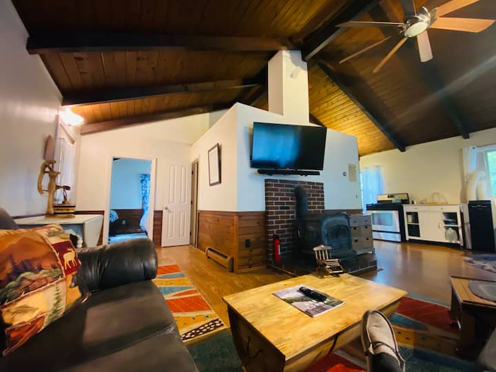 Cheerful 2 Bedroom Bungalow With Screened In Porch - North Conway, NH