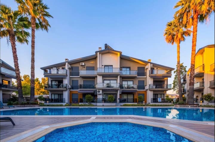 Prestijli Sitede Büyük Havuzlu Ferah Daire - Fethiye