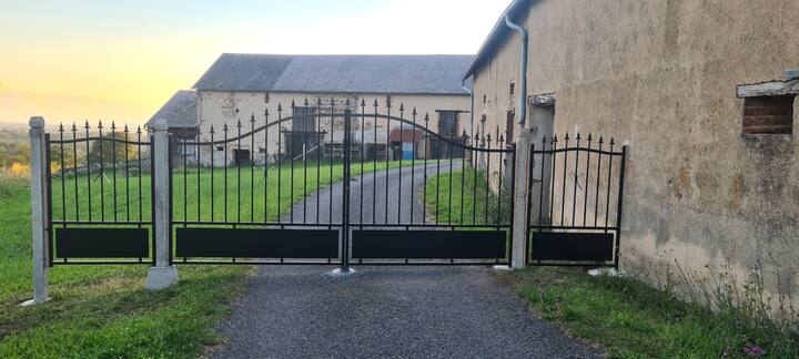 Gite Four A Pain. Cottage Undergoing Renovation - Commentry