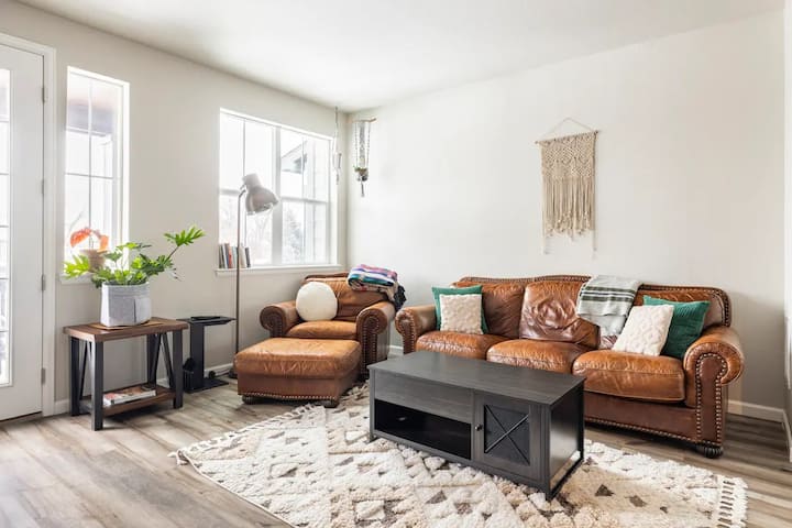 Modern Townhome - Entire Place - Lakewood, CO