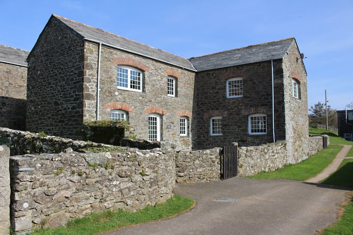 Cherry- A Cosy 2 Bedroom Farm Cottage. Sleeps 4 - Polzeath Beach