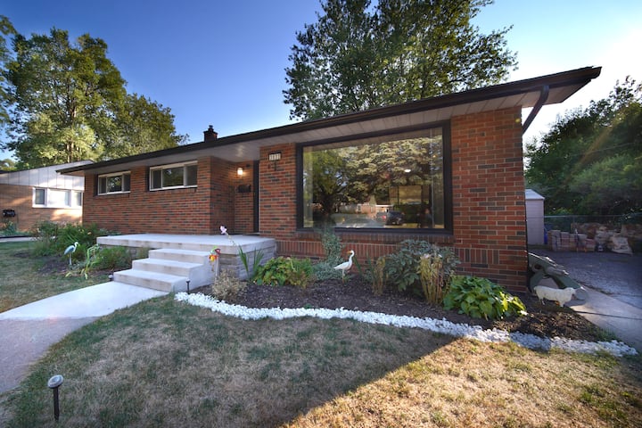Modern Family Getaway| 4br Sleeps 10 |Big Backyard - Windsor