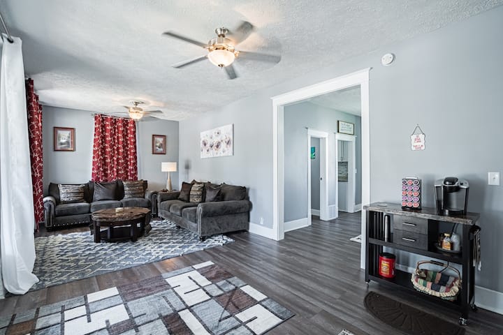 3,000sqft•4 Bdrm•2 Sunrooms•nearzoo. - Omaha, NE