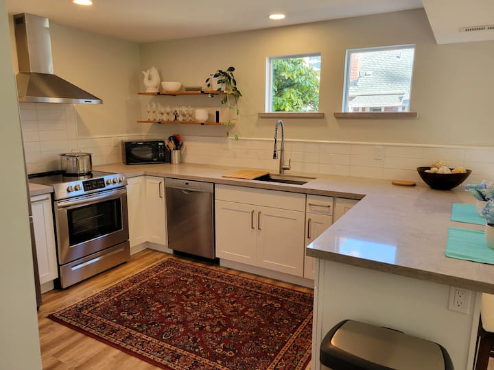 Adorable, Private Suite W/ Parking + Garden Patio. - 西雅圖, WA