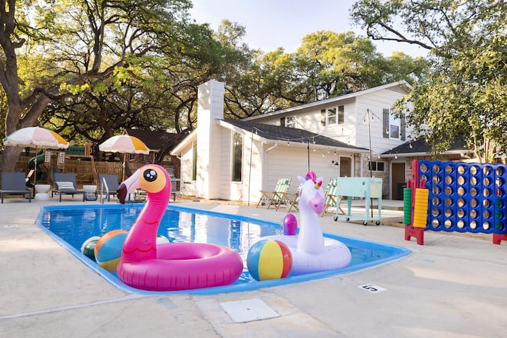 Luxury Family Home: Pool, Hottub, Fire Pit & Games - San Antonio