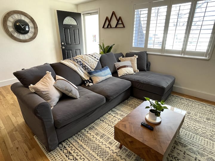 Cozy, Central 3 Br 2 Ba. Huge Backyard, Near Park! - Arvada, CO