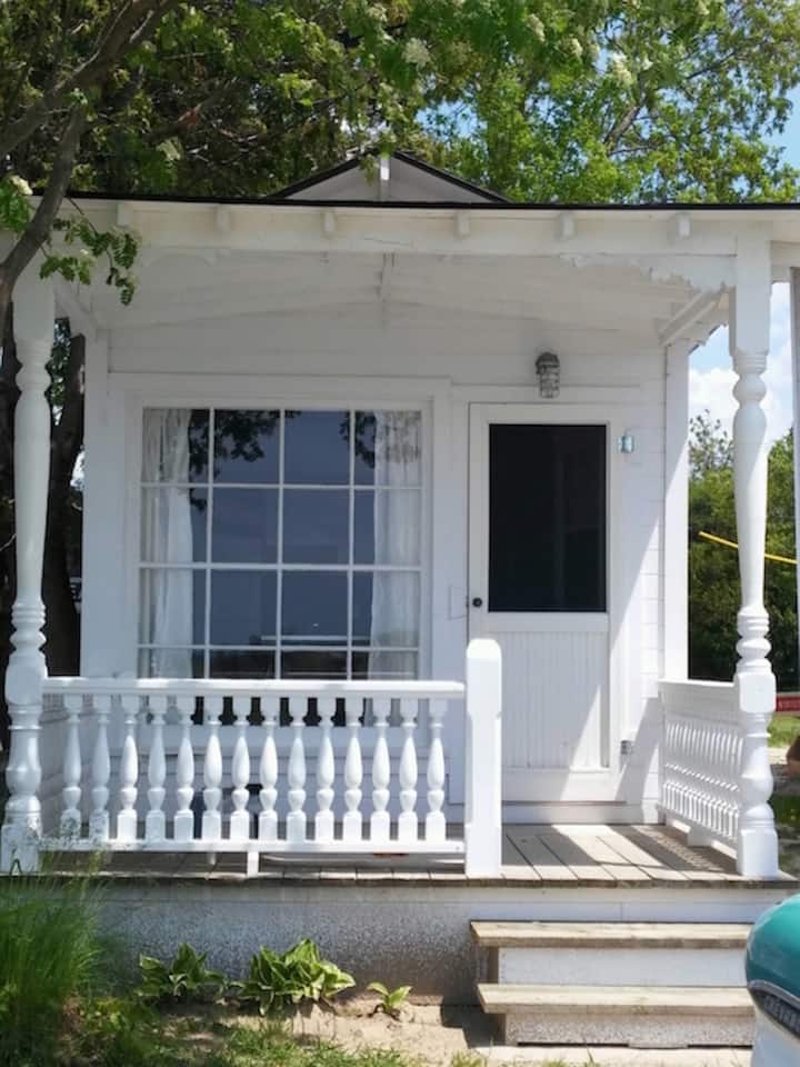 Waterfront, Newly Renovated One Bedroom Cottage - Sauble Beach