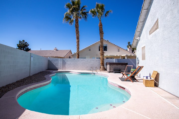 Modern 3 Br Home W/ Hot Tub, Pool, Golf! - North Las Vegas, NV