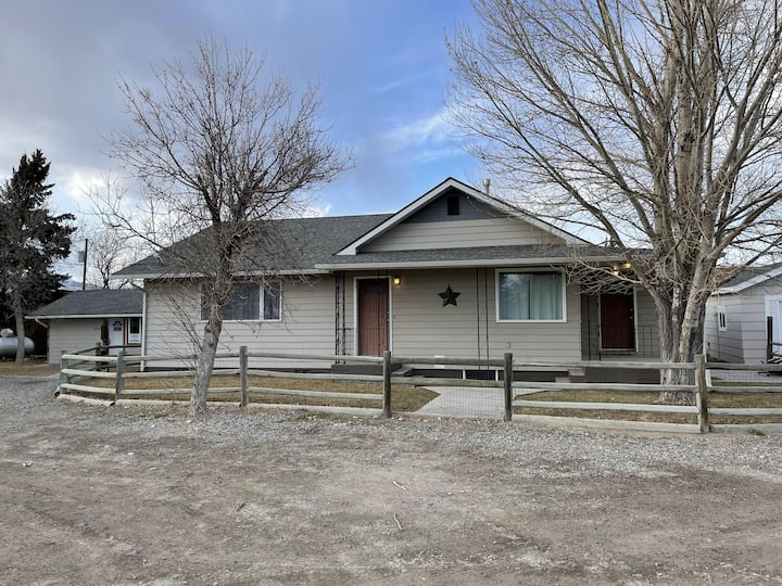 Madison Valley Getaway In Downtown Ennis, Mt! - Ennis, MT