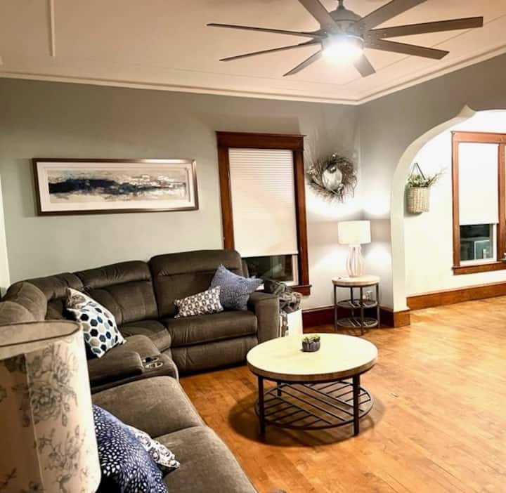 Ritchie's Morrison Mansion: 4 Bedroom - Appleton, WI