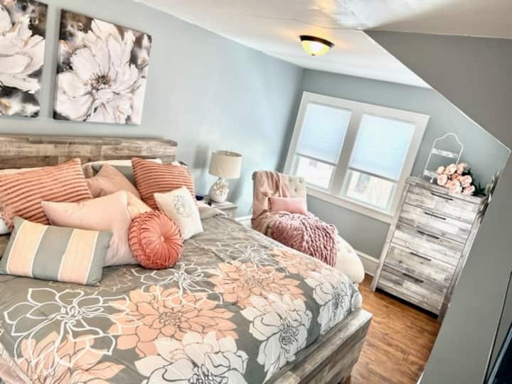 Side By Side Mansions W/parking Lot, Sleeps 16. - Appleton