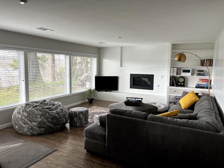 Spacious 2 Bedroom Suite With Lake View - Bellevue, WA