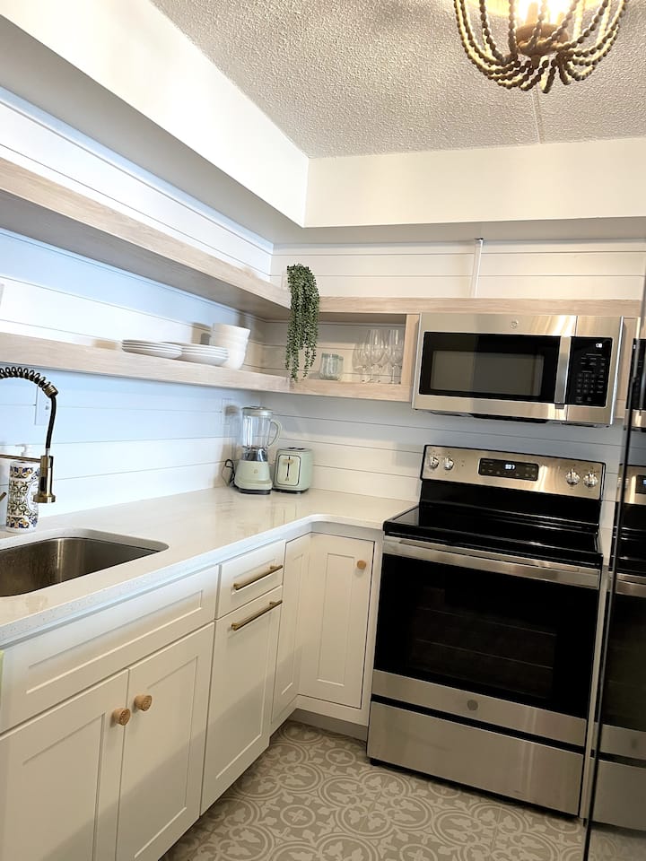 Newly Renovated Oceanfront Luxury Condo! - Ocean City, MD