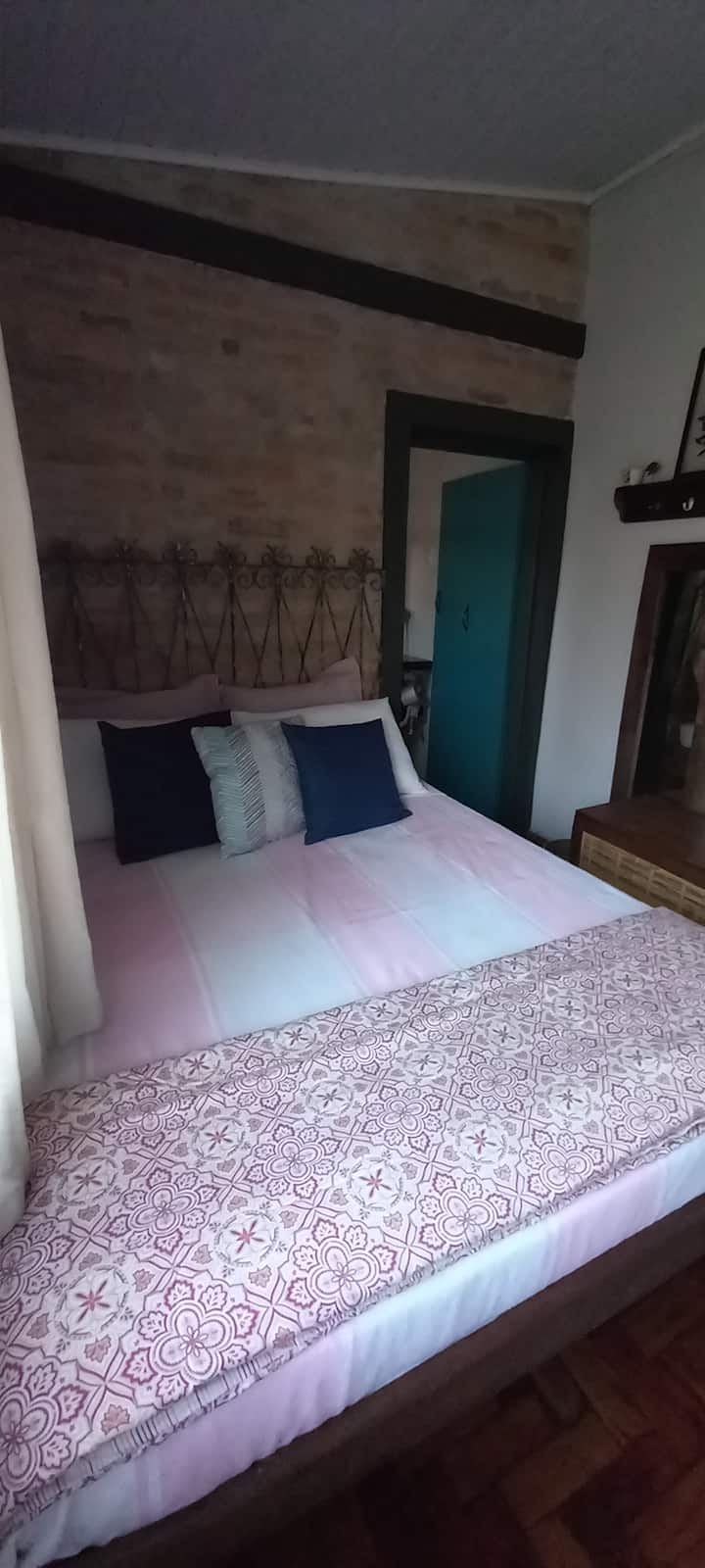 Suíte Em Casa Centenária No Centro, Com Escritório - Socorro