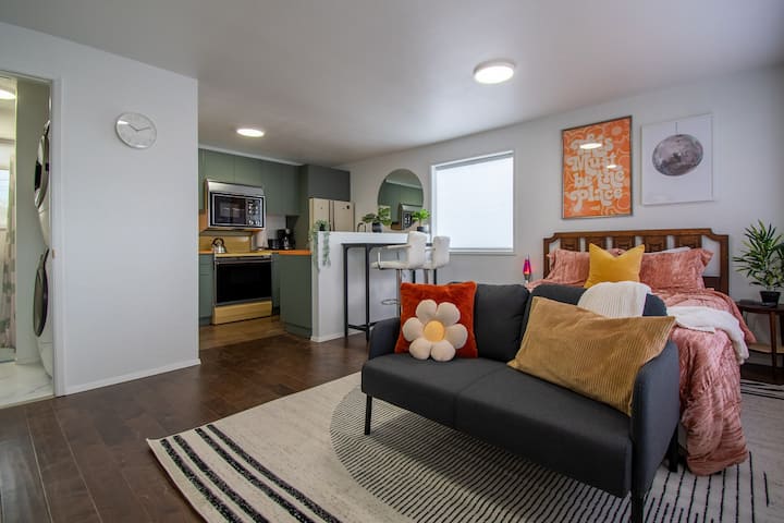 70s Inspired Studio| 10 Min To Everett - Marysville, WA