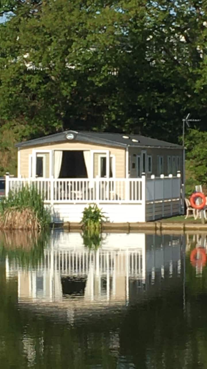 Beautiful 2 Bedroom 2 Bathroom Lake Side Lodge - Clacton-on-Sea