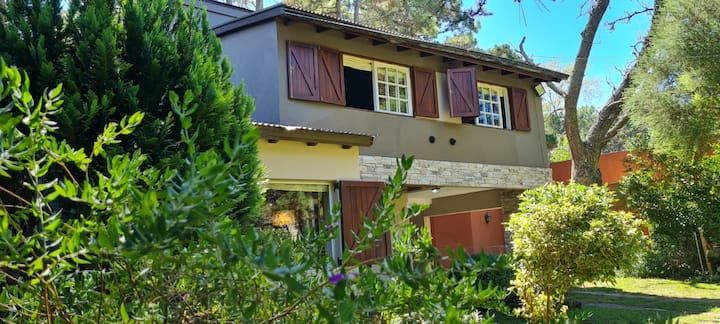 Casa En El Bosque A Pocas Cuadras De La Playa. - Santa Teresita