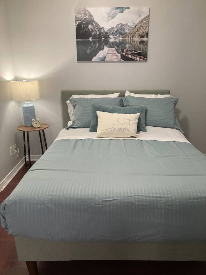 Cozy Townhouse Unit In The Heart Ofliberty Village - トロント
