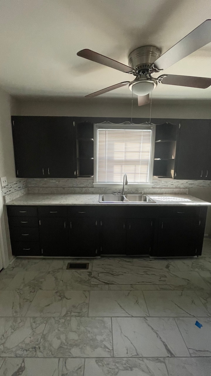 Cheerful Captivating Neutral Tone Home - 亨茨維爾