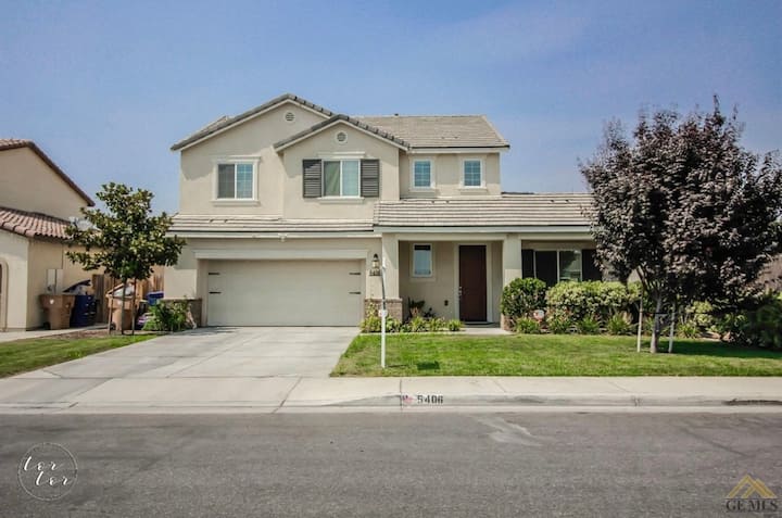 Two Story Spacious 4br 3ba Home With Rv Parking. - Bakersfield, CA