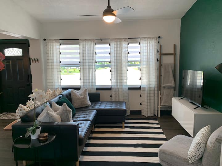 Ultra-cute, Newly Renovated Modern 2/1 Home - St. Petersburg, FL