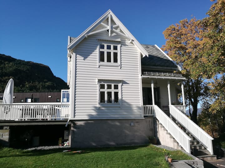 Koselig Bolig Med Badestamp Og Utestue - Alesund