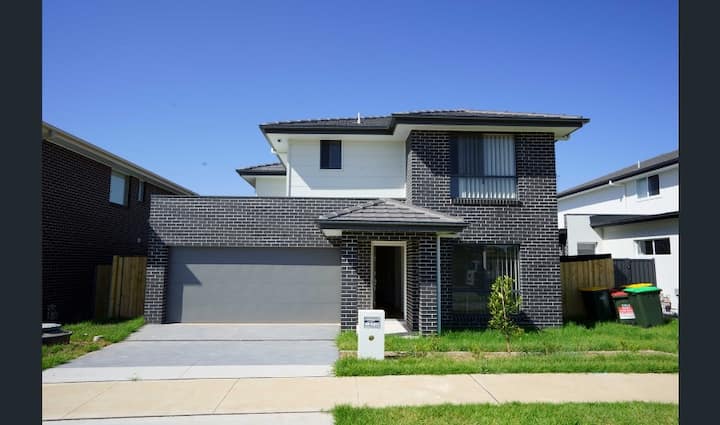 Maraylya Affordable Modern 7 Br Home + Parking - Sydney