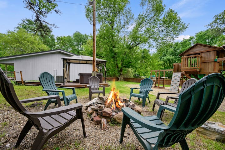 Minutes From Town! Pvt Hot Tub + Gameroom + Pit - Broken Bow, OK