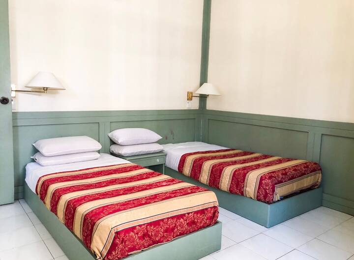 Pleasant, Private Bedrooms For Staycation - Fits 4 - Teluk Intan