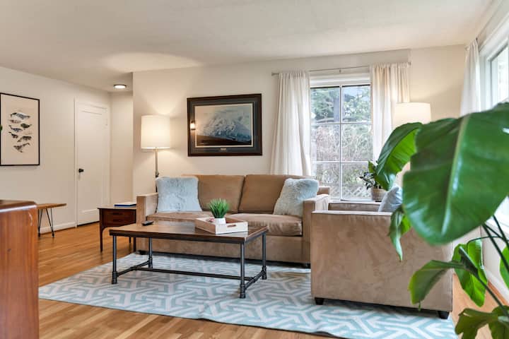 Mellow Yellow Uw & Children's  Free Parking! - Bellevue, WA