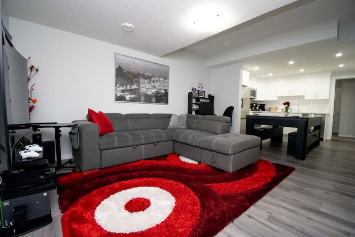 Cozy 2br Suite Wt H/office & Lots Of Entertainment - Calgary