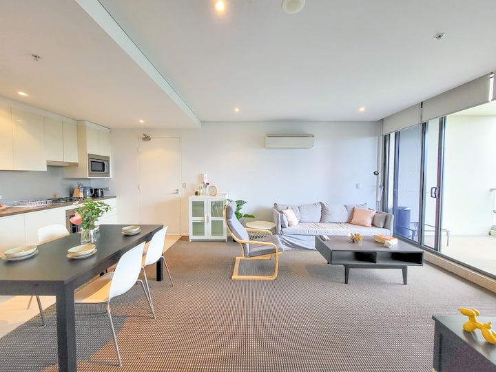 Spacious Relaxing Living Space With Gym & Pool - Kensington