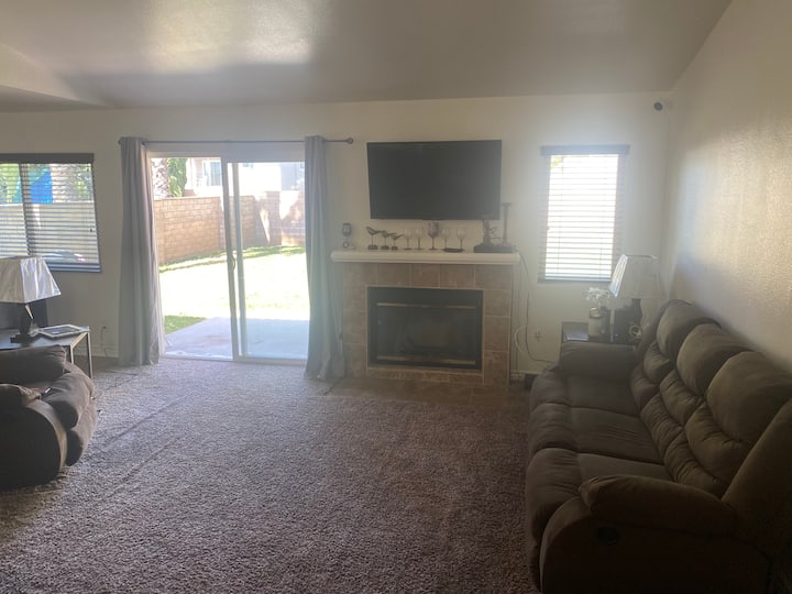 Great Cozy Three Bedroom Home , In Beaumont. - Beaumont, CA