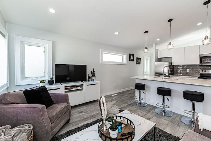 Modern Garage Suite Near Whyte & University - Edmonton