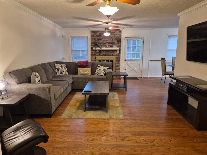 Charming 3-bedroom Retreat In Southside Savannah - Savannah, GA