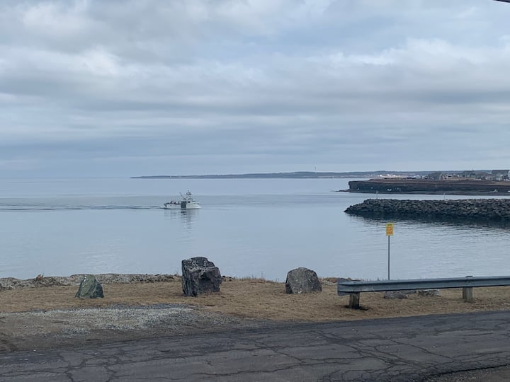 Sea Breeze Airbnb Tranquil Ocean Front Bungalow - Glace Bay