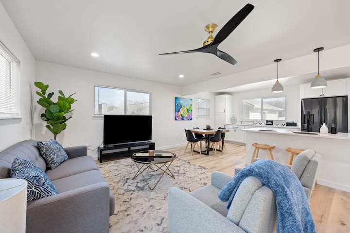 Quaint 4 Bedroom Eastside Lodge (Pet Friendly)
