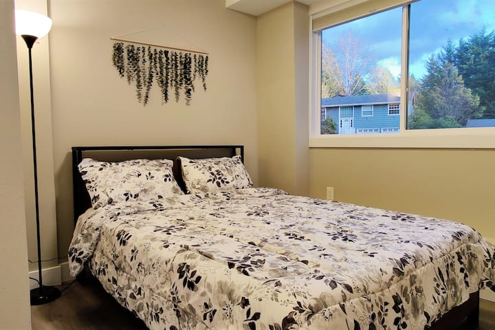 Clean, Peaceful 2 Bed Suite Close To Downtown - Redmond, WA