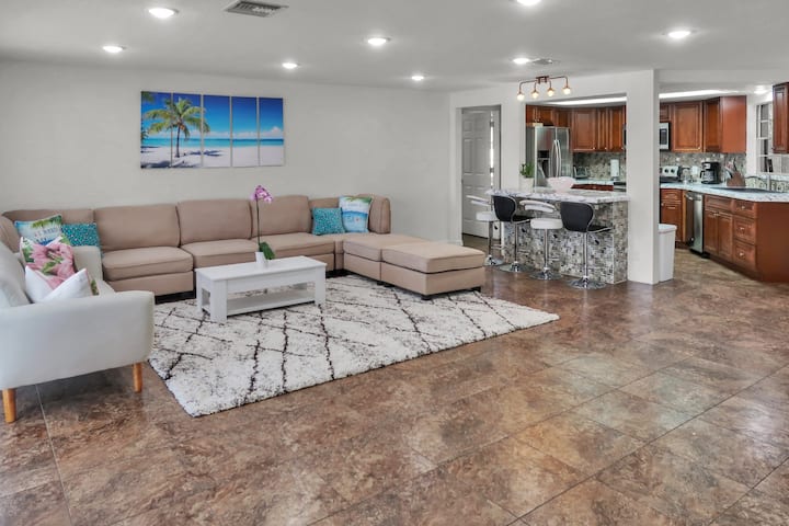 Cozy 3/2 Residential With Free Parking On Premises - Lake Tarpon, FL