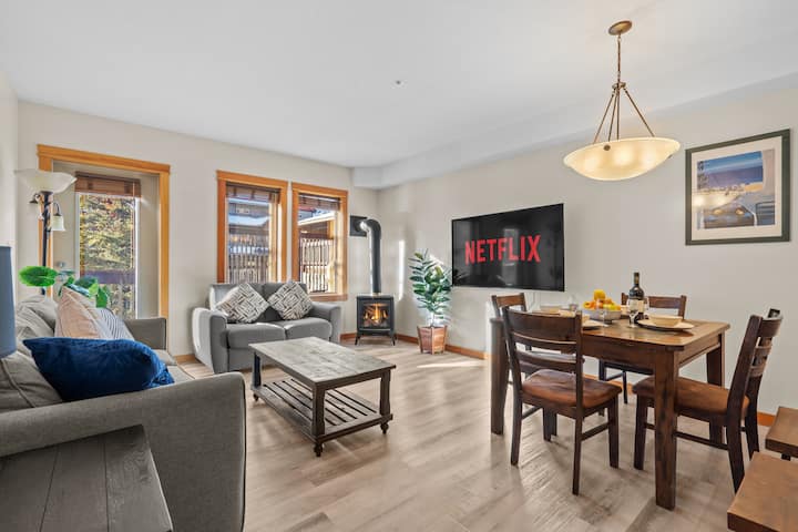 Heated Pool/hot Tubs/ug Parking/ 8-9 Guests - Canmore