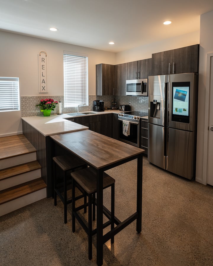 Cheerful New Townhome~2 Balconies, Free Parking! - Chattanooga, TN