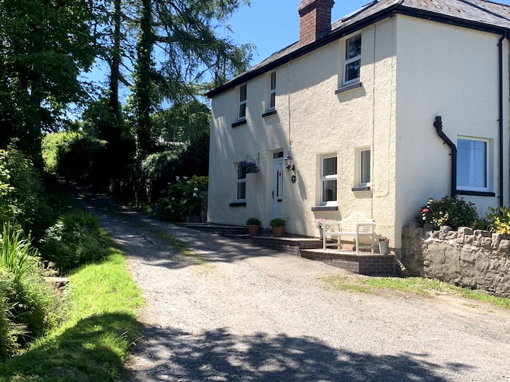 Cosy Two Bedroom Cottage With Fireplace - Colwyn Bay