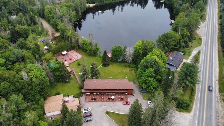 Lakefront Charming Hotel And Venue - Saint-Hippolyte